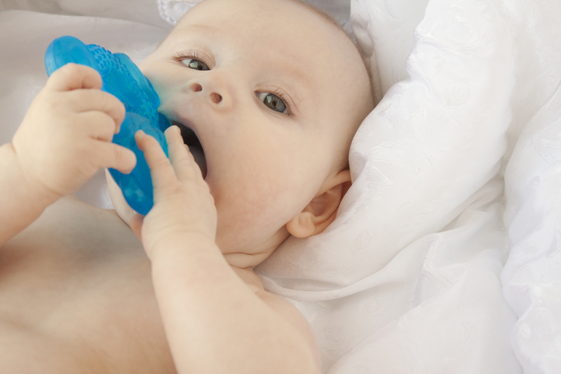 11 načina da bebi ublažite bol pri izrastanju zubića